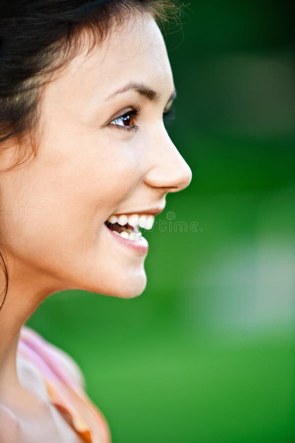 Ritratto Della Ragazza Nel Profilo Immagine Stock - Immagine di femmina ...