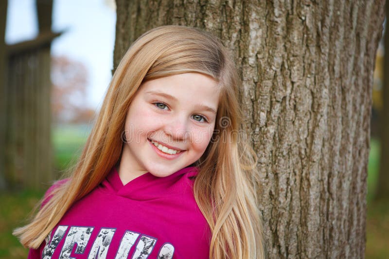 Ritratto Della Ragazza Sveglia Immagine Stock - Immagine di youthful ...