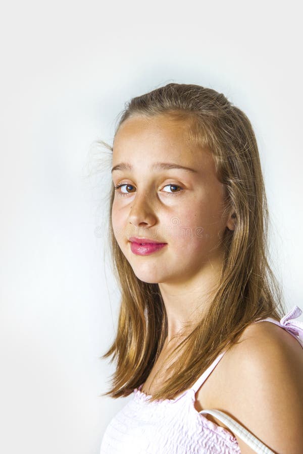 Ritratto Della Ragazza Sveglia Dei Giovani E Immagine Stock - Immagine ...