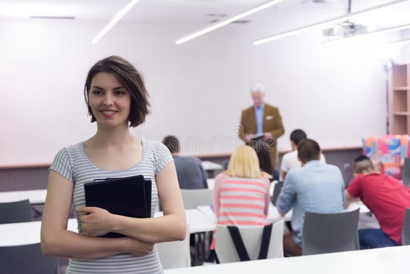 Ritratto Della Studentessa Felice in Aula Fotografia Stock - Immagine ...