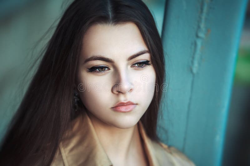 Ritratto Della Via Di Giovane Bella Donna Immagine Stock - Immagine di ...