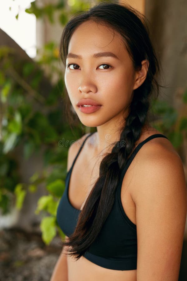 Ritratto Di Bella Donna Asiatica Con Il Fronte Naturale Di Bellezza