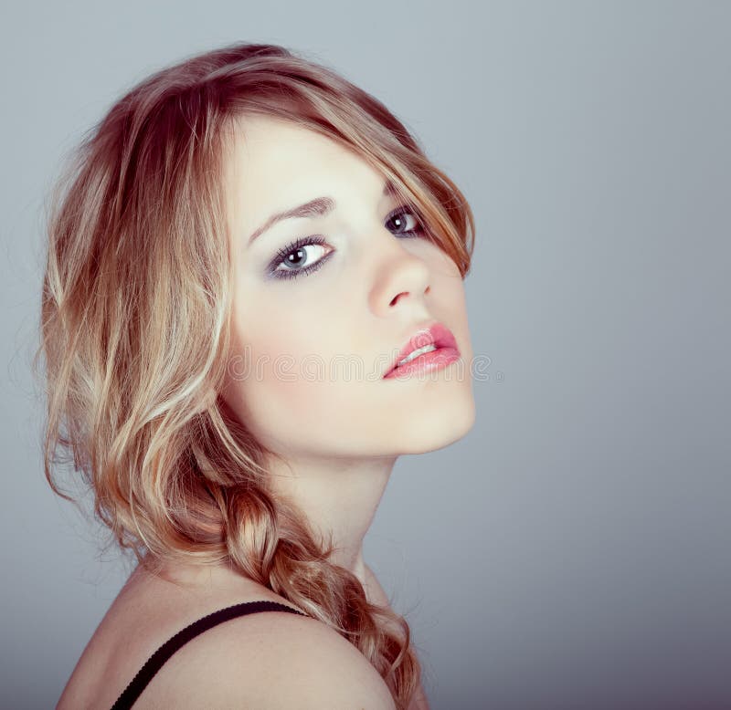 Ritratto Di Bella Donna Bionda Immagine Stock - Immagine di scuro ...