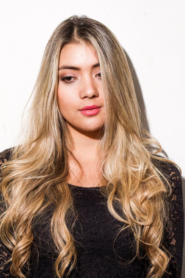 Ritratto Di Bella Donna Bionda Che Si Nasconde Dietro I Suoi Capelli ...