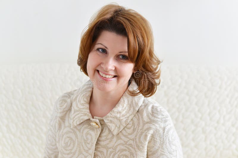 Bella donna di mezza età immagine stock. Immagine di rilassamento ...