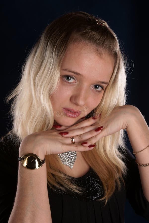 La bella ragazza fotografia stock. Immagine di resto - 13349420