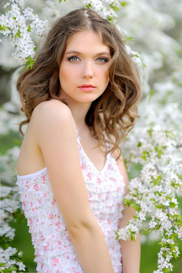 Ritratto di bella ragazza fotografia stock. Immagine di ragazza - 31040434