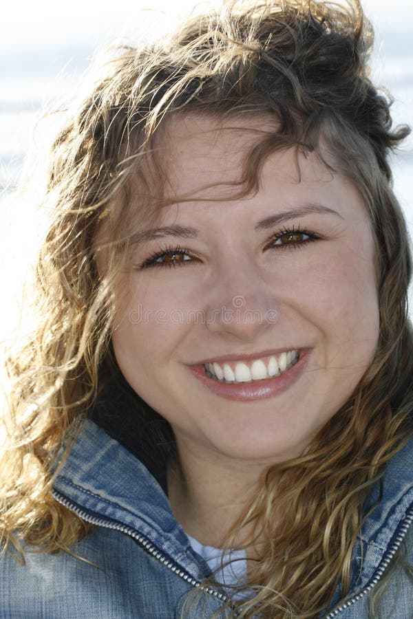 Ritratto di bella ragazza immagine stock. Immagine di sorriso - 8264665