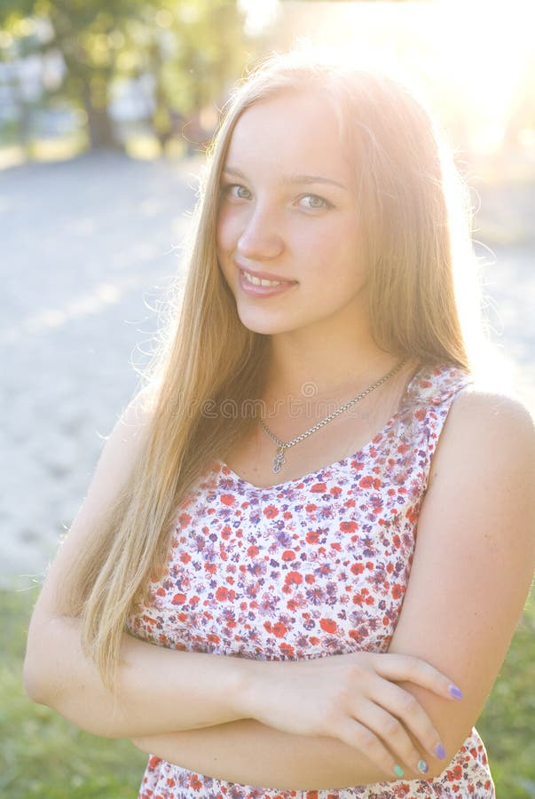 Ritratto Di Bella Ragazza All'aperto Immagine Stock - Immagine di ...