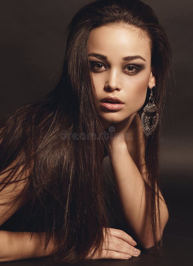 Ritratto Di Bella Ragazza Con Capelli Scuri Immagine Stock - Immagine ...