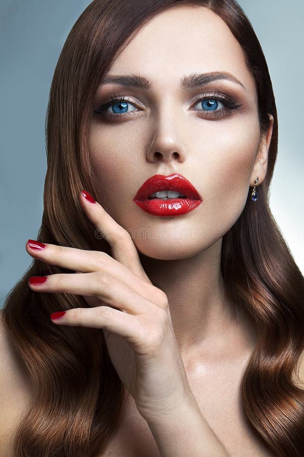 Ritratto Di Bella Ragazza Con Le Labbra Rosse. Fotografia Stock ...