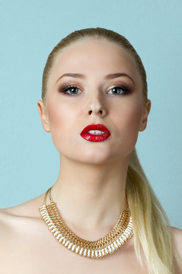 Ritratto Di Bellezza Della Donna Bionda Immagine Stock - Immagine di ...