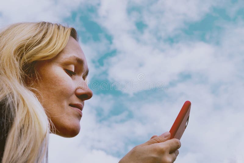 Donna Di 40 Anni Con Capelli Biondi Fotografia Stock - Immagine di ...