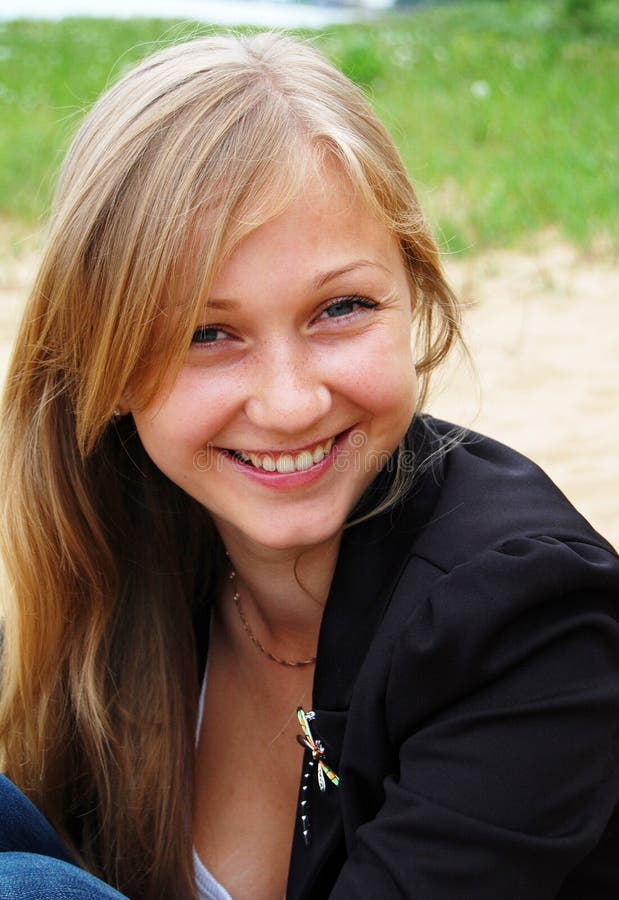 Ritratto Di Giovane Bella Donna Immagine Stock - Immagine di conifere ...