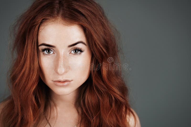 Ritratto Di Giovane Bella Donna. Fotografia Stock - Immagine di ragazza ...