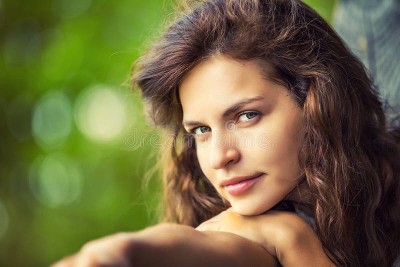 Ritratto Di Giovane Bella Donna Immagine Stock - Immagine di modo ...