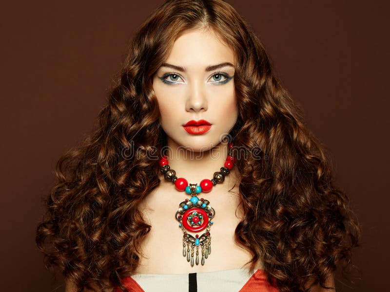 Ritratto Di Giovane Bella Ragazza Immagine Stock - Immagine di brunetta ...