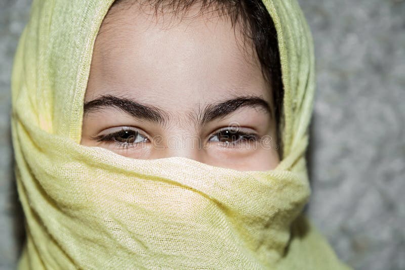 Ritratto Di Giovane Donna Araba Con Il Velo Fotografia Editoriale ...