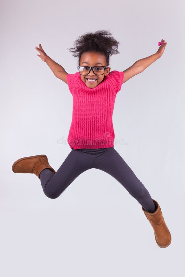 Ritratto Di Giovane Salto Della Ragazza Dell'afroamericano Fotografia ... Ritratto Di Giovane Salto Della Ragazza Dell'afroamericano Fotografia ...
