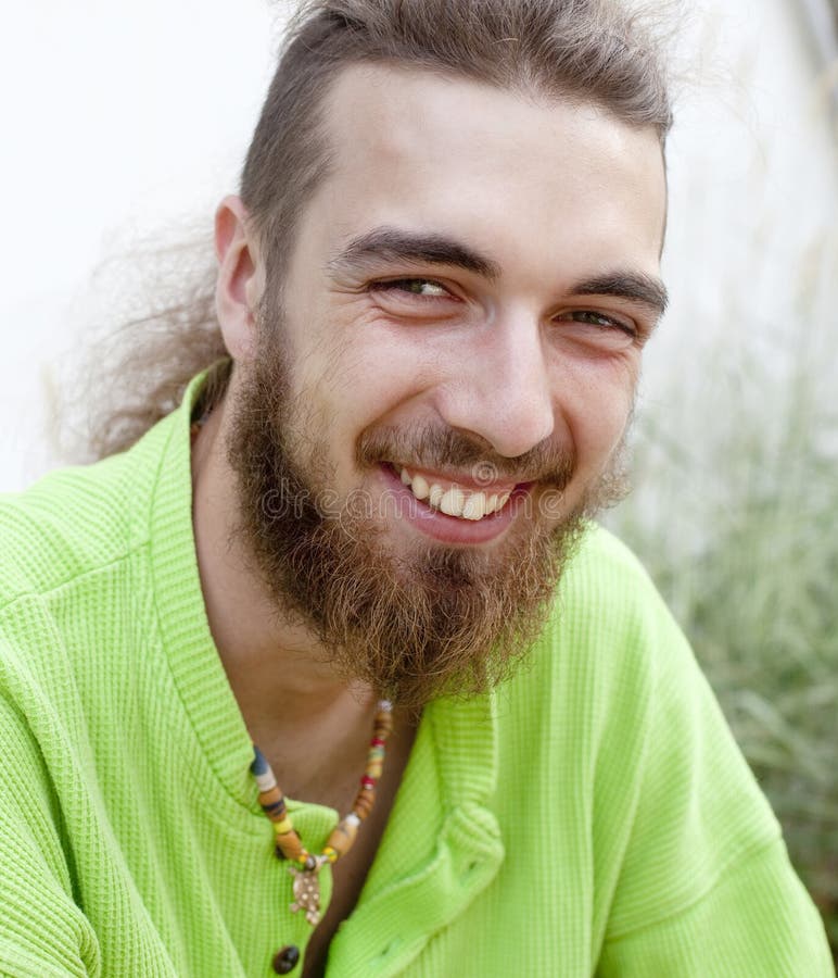 Ritratto Di Un Adolescente Con Capelli E La Barba Lunghi Immagine Stock ...