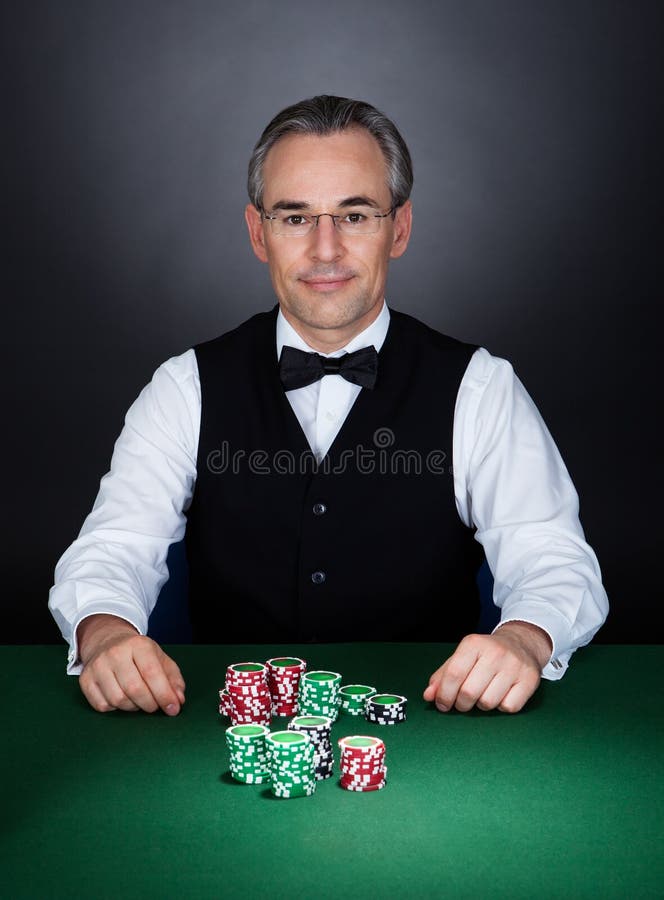 Ritratto di un croupier immagine stock. Immagine di grigio - 47188939