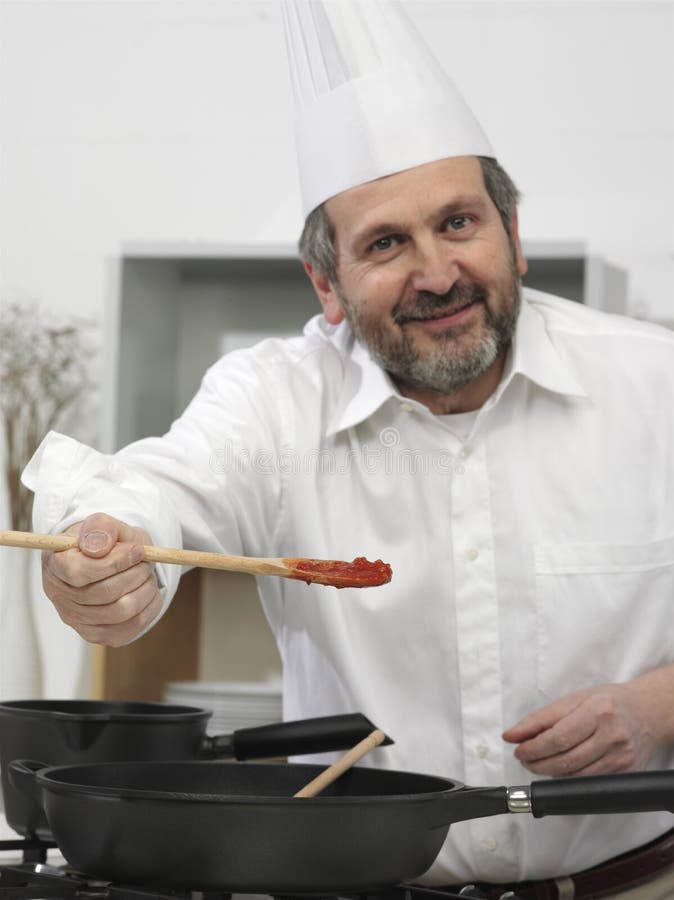 Ritratto di un cuoco immagine stock. Immagine di nutrizione - 9017241