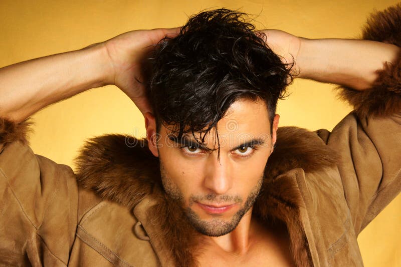 Ritratto Di Un Giovane Caucasico Con Pelliccia Fotografia Stock ...