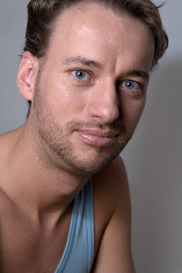 Ritratto Di Giovane Uomo Adulto In Una Camicia Blu Fotografia Stock