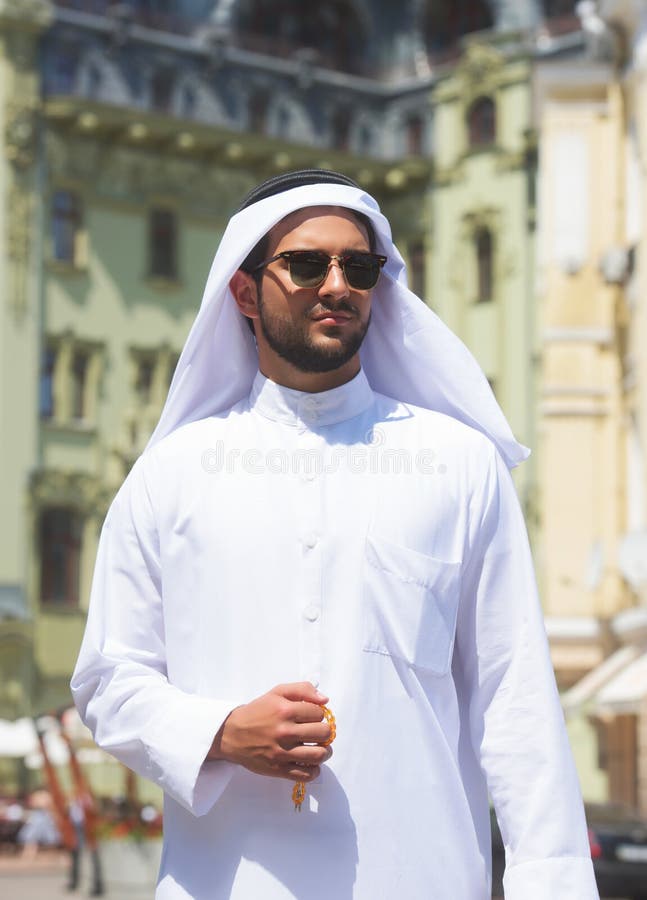 Ritratto Di Un Uomo Arabo Bello Immagine Stock - Immagine di sfondo ...