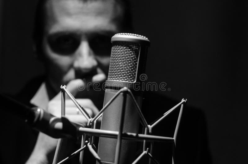 Ritratto Di Un Uomo Con Il Microfono Dello Studio Fotografia Stock ...