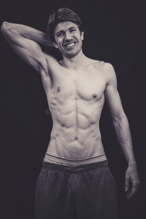 Ritratto Di Un Uomo Muscolare in Uno Studio Fotografia Stock - Immagine ...