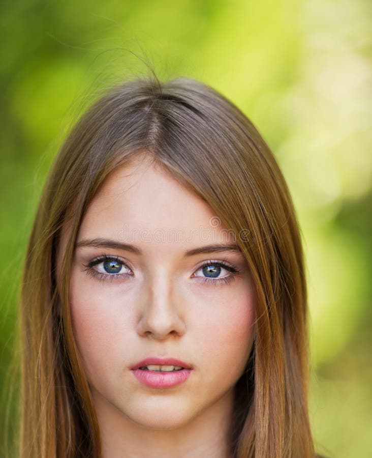 Ritratto di una ragazza fotografia stock. Immagine di passeggi - 37060248