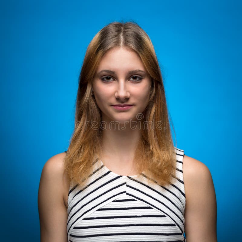 Ritratto di una ragazza fotografia stock. Immagine di capelli - 80908634