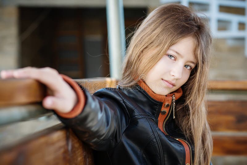 Ritratto Di Una Ragazza 13 Anni Immagine Stock - Immagine di europeo ...