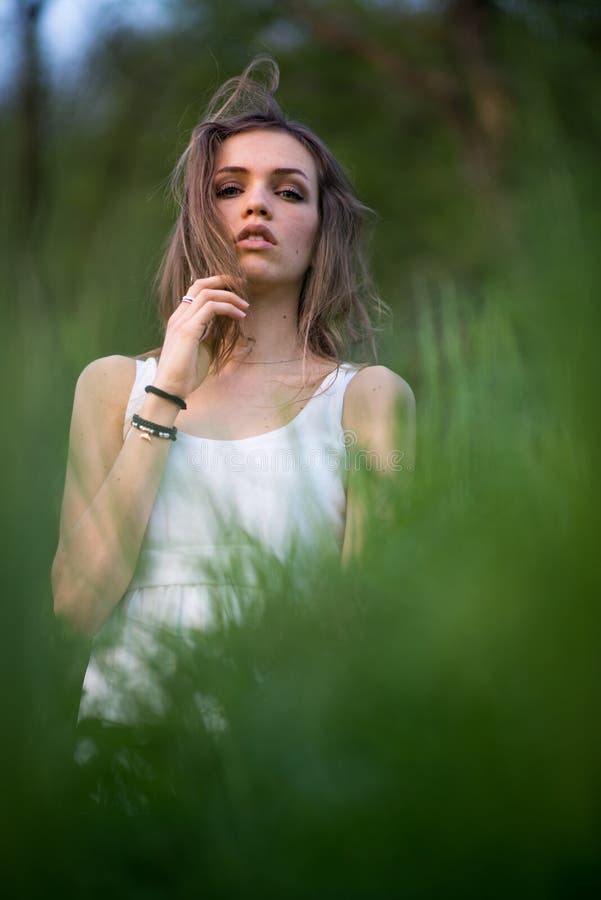 Ritratto Di Una Ragazza Italiana Fotografia Stock - Immagine di femmina ...