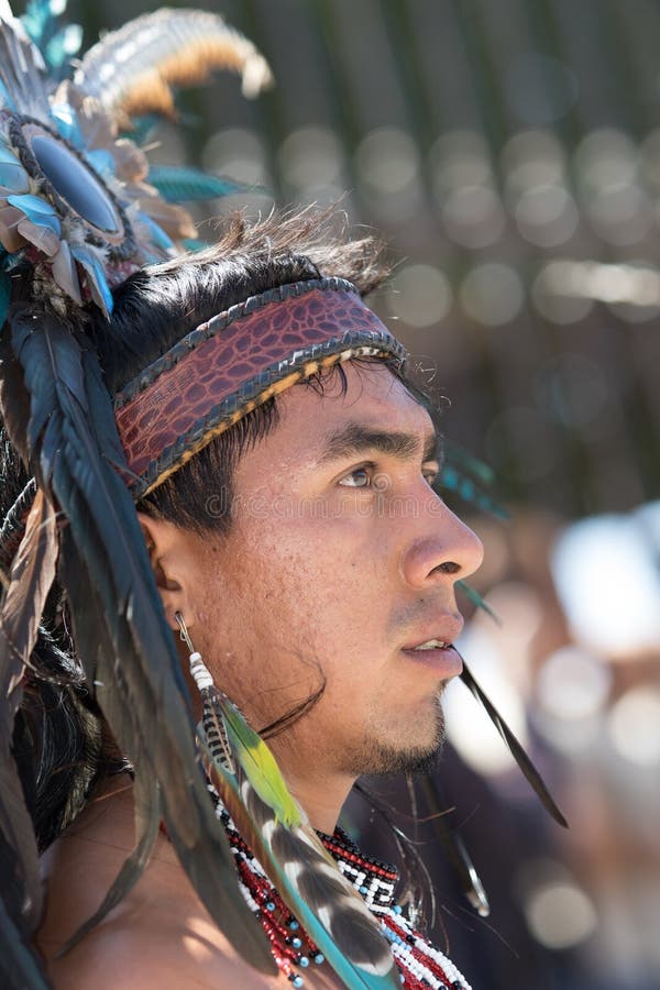 Uomo Messicano Indigeno Che Porta Un Costume Tradizionale Variopinto ...