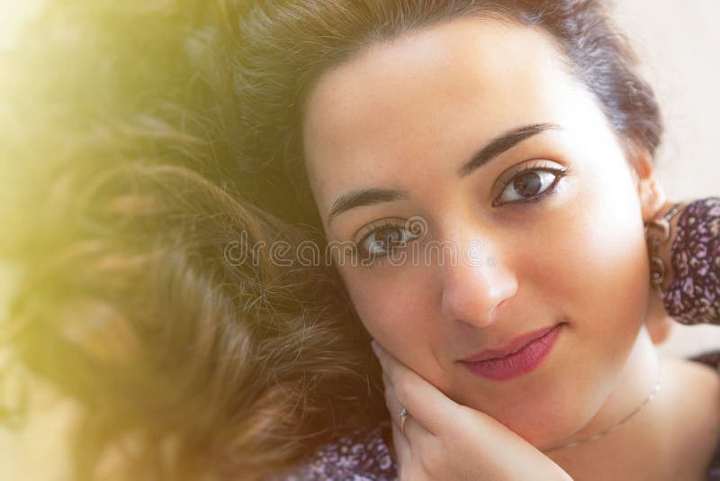 Una Luce Rossa Intensa Illumina Porta Livorno Nella Notte Fotografia ...