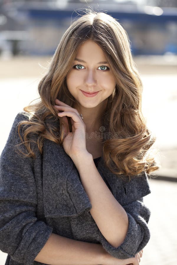 Ritratto Vicino Su Di Giovane Bella Ragazza Immagine Stock - Immagine ...