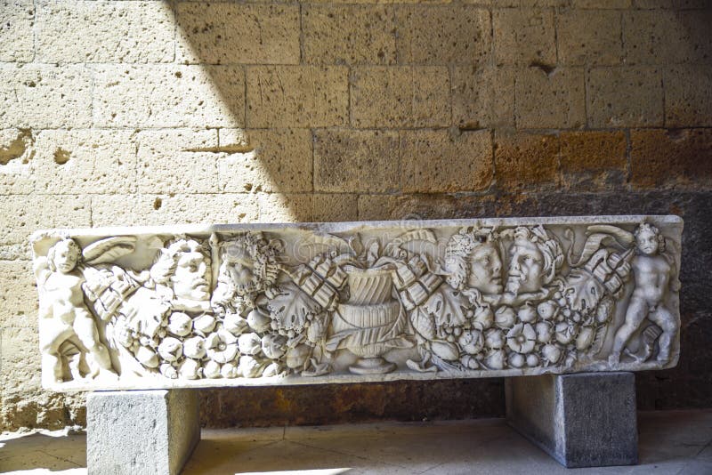 Ritrovamento Archaeological Sarcofago Funereo Etrusco Con Bello ...