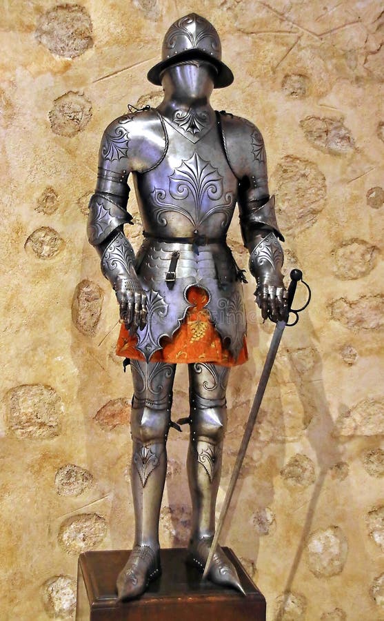 Mittelalterlicher Ritter Mit Klinge Und Schild In Der Hand ...