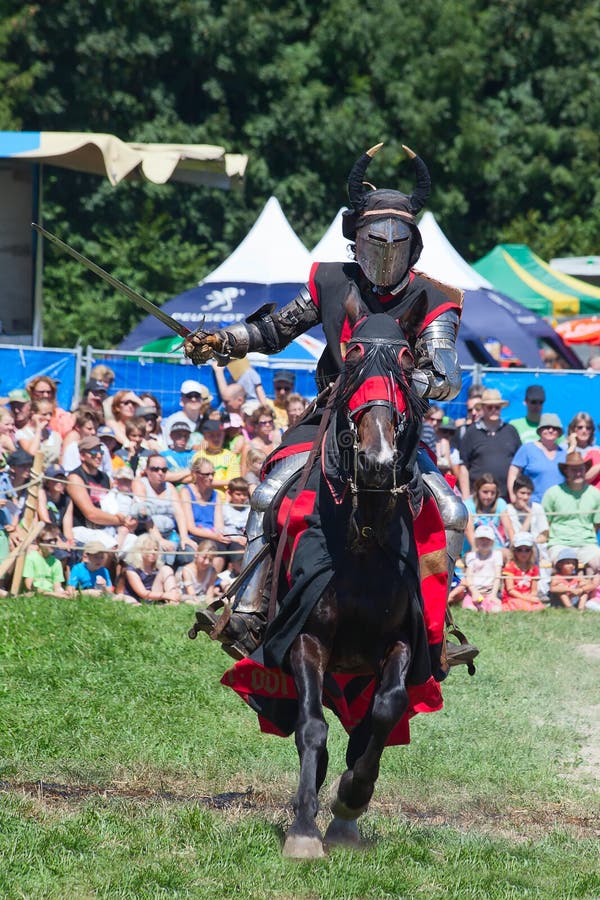 Ritter auf dem Pferd redaktionelles stockbild. Bild von schlacht - 27871589