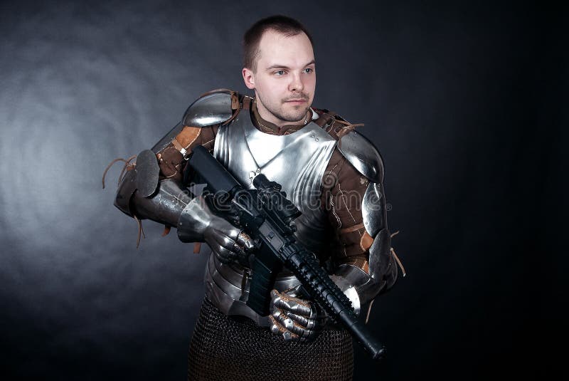 Ritter Auf Dunklem Hintergrund Stockbild - Bild von angriff, bewaffnet ...