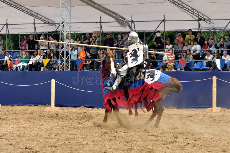 Ritter in Der Rüstung Auf Einem Pferd. Redaktionelles Stockfoto - Bild ...