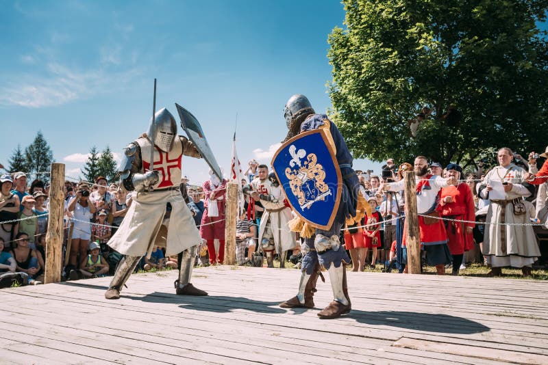Ritter Im Kampf Mit Klinge Wiederherstellung Von Redaktionelles Foto ...