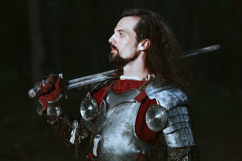 Ritter im Wald stockfoto. Bild von glühen, pferderuecken - 66334174