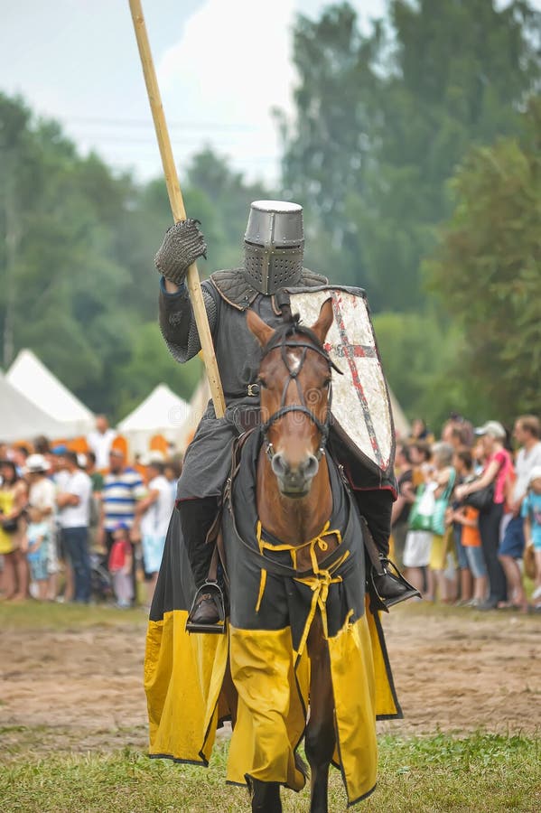 Ritter mit Lanze zu Pferd redaktionelles foto. Bild von aufladung ...