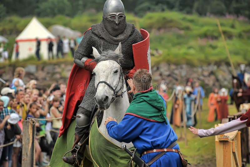 Ritter mit Lanze zu Pferd redaktionelles foto. Bild von angriff - 42754161