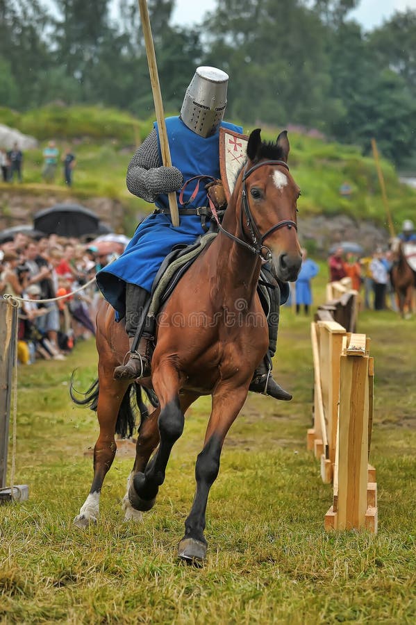 Ritter mit Lanze zu Pferd redaktionelles stockbild. Bild von farbe ...