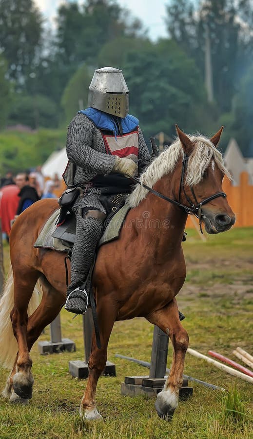 Ritter mit Lanze zu Pferd redaktionelles stockfoto. Bild von kämpfer ...