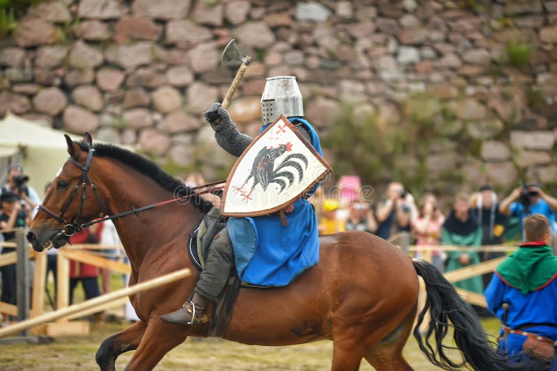 Ritter mit Lanze zu Pferd redaktionelles stockfoto. Bild von gotisch ...